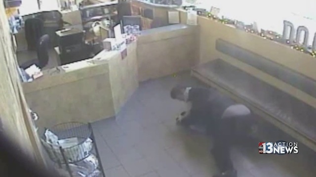 Watch Off Duty Cop Fight Robbery Suspect With Gun Law Officer